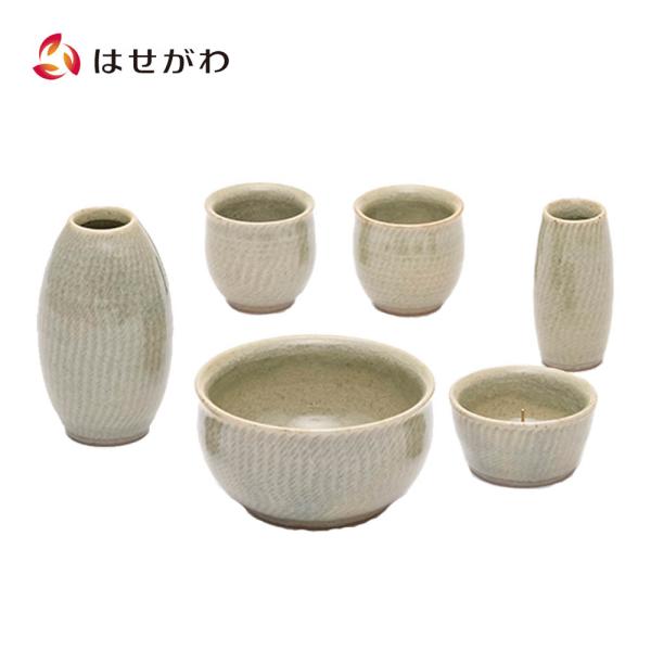 笠間焼の産地最大の窯元「向山窯」の陶磁器具足シリーズ。ちゃのことは、お茶を飲むときに一緒に口にする「お茶菓子」のことです。「六具足 ちゃのこ」の丸いフォルムと深みのあるカラーが、素朴な和菓子を思い起こさせます。全体に施された「とびかんな」は...