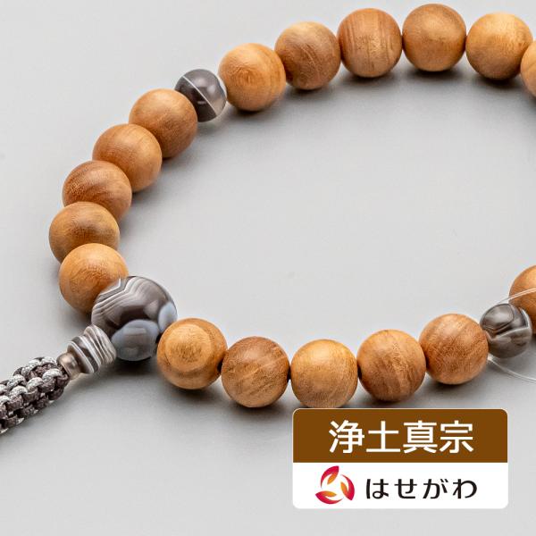 桜の木を使用した、男性用の浄土真宗用本式数珠です。春を象徴する花として日本人にはなじみ深い桜。和歌で詠まれるなど、古くから愛されており、まさに「日本の木」と呼ぶのに象徴的な木ともいえます。乾燥すると、狂いが少なく安定した強い材料となり、艶出...