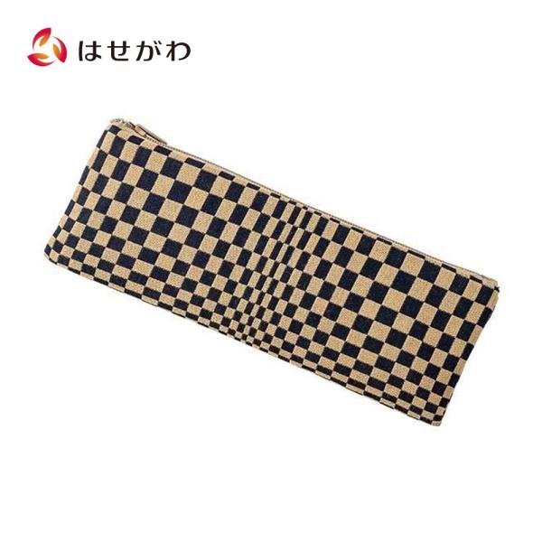 お葬式の際に鞄を持たない男性にも使って頂ける念珠袋として開発した品です。礼服の裏ポケットに収納してもらうことを前提に細型に、大きい玉の念珠も収納できるようやや幅を長くデザインしております。生地も光沢の無いシックな布を使用しています。素材　表...