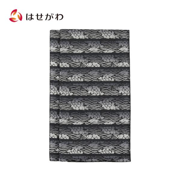 慶弔時に使用する袱紗（ふくさ）です。お金等を包む際に、ふくさに包みますが、これをさらに丁寧にされる場合には、漆盆等に載せて使います。図柄は、室町時代〜江戸時代にかけて数寄者達によって見出されたもので、京都西陣織の表地が特徴です。