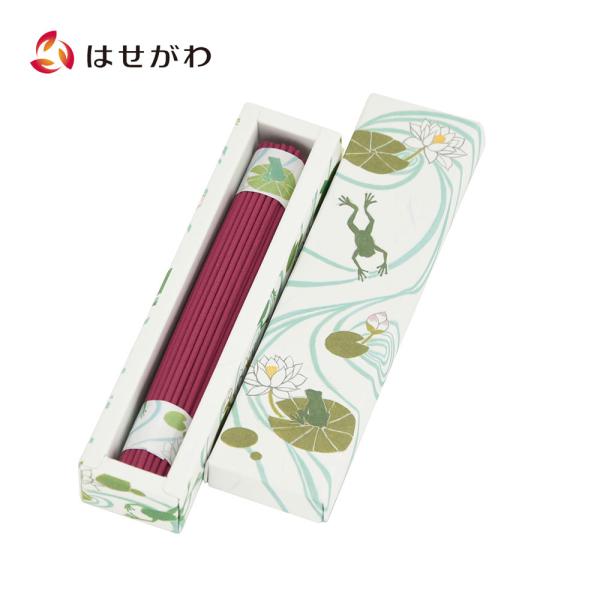 縁起物とされる蛙をモチーフに、蓮の花をイメージしたみずみずしい華やかな香りに仕上げたスティックタイプのお香です。蓮の華と蛙の可愛らしいパッケージですお香を束ねる和紙までも同じ柄付きになっています。お部屋焚きはもちろん、お仏壇へのお参りにもど...