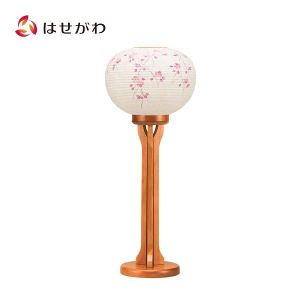 枝垂桜が美しくちりばめられた、現代風のお提灯です。和紙の中でも楮(こうぞ)を使った本格派。高級感と軽やかさを併せ持つデザインです。足と台座をスリムに仕上げ、高さに対して横幅を取らないデザインになっています。