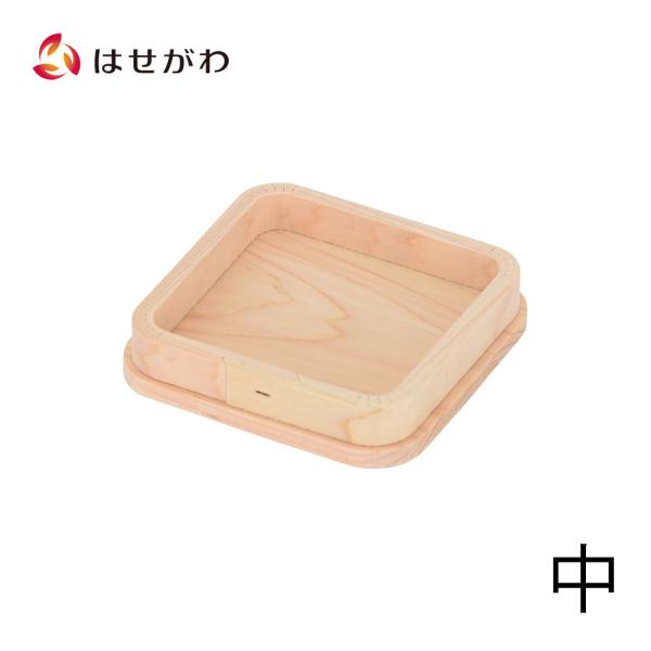 お供物を載せてお供えするお盆のようなお道具です。ごはんやお菓子などをそのまま載せることもあれば、平次、水玉、洗米皿を載せて使うこともあります。漢字では「折敷」と書きます。おしきに足を付けたものは三方(三宝)と呼ばれます。おしきや三方をご神前...