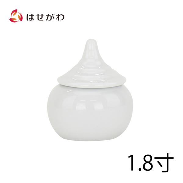 水をお供えするお道具です。背が低く、ぽってりとした雫のような形をしています。特別な行事にお供えするときにはふたを取ります。水は毎朝取りかえます。下げた後の水はなるべく捨てずに、お清めとして玄関先や庭にまいたり、観葉植物にあげたりするのが良い...