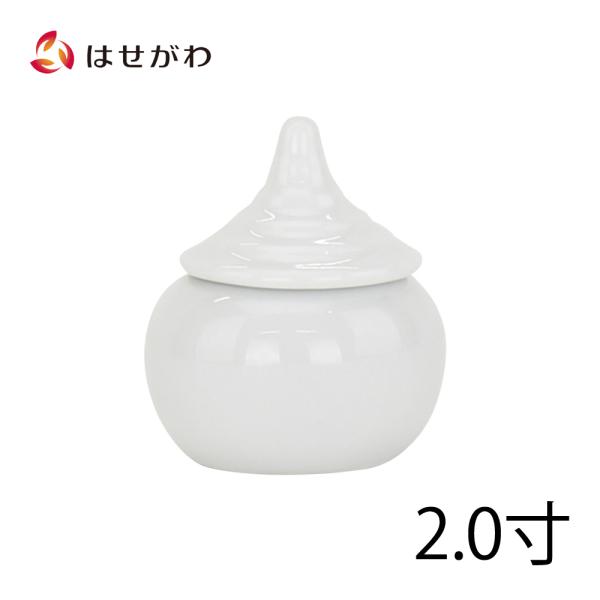 水をお供えするお道具です。背が低く、ぽってりとした雫のような形をしています。特別な行事にお供えするときにはふたを取ります。水は毎朝取りかえます。下げた後の水はなるべく捨てずに、お清めとして玄関先や庭にまいたり、観葉植物にあげたりするのが良い...
