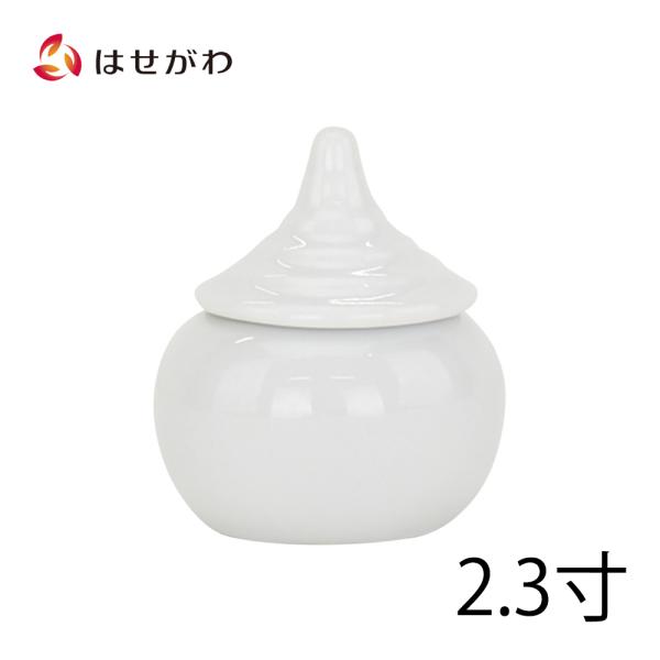 水をお供えするお道具です。背が低く、ぽってりとした雫のような形をしています。特別な行事にお供えするときにはふたを取ります。水は毎朝取りかえます。下げた後の水はなるべく捨てずに、お清めとして玄関先や庭にまいたり、観葉植物にあげたりするのが良い...