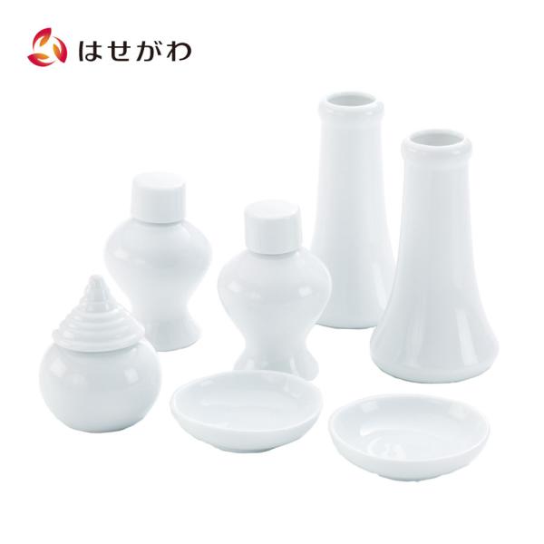 コンパクトな神棚に合わせやすい、小さめの神具4種セットです。セット内容：洗米皿（1.8寸）×２、水玉（1.5寸）、平次（2寸）×２、榊立（3寸）×２【材質】　陶器【商品寸法】　皿／高さ：1.3cm　直径：5.3cm　　水玉／高さ：6cm　直...