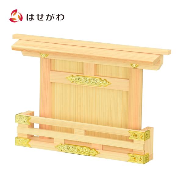 宝くじがちょうど納まるサイズの、小さな願いの場です。白木づくりの神社・鳥居を模した形状で、上から宝くじを納め、当選を祈願しましょう。お守りやおみくじなどもご一緒にお飾りください。組み立て不要の為、箱から出してすぐにお使いいただけます。