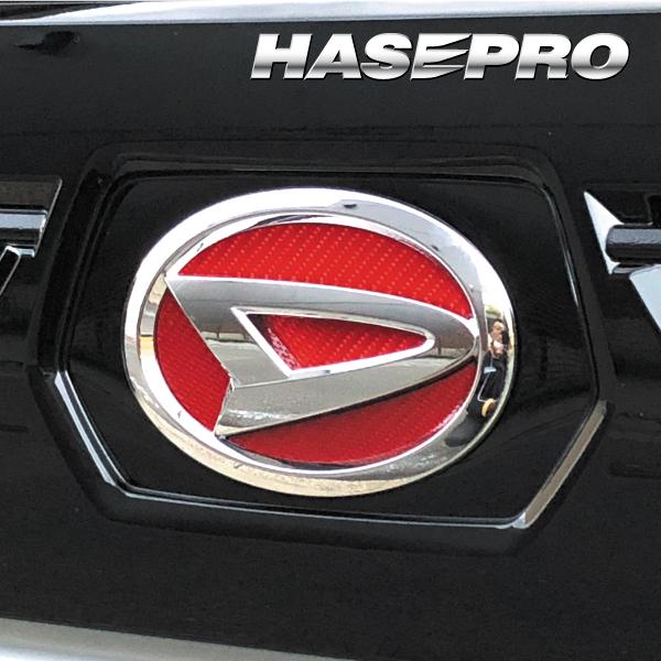 フロントエンブレム専用のマジカルカーボンシートです。◆適合車種アトレー S700V（2021.12〜）アトレーワゴン S21/331（2017.11〜）※MC後タント L375S/L385S（2007.12〜2010.8）タントエグゼ L4...