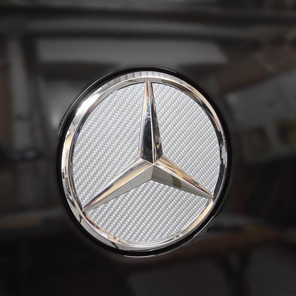 エンブレム専用のマジカルカーボンシートです。 ■セット内容■ リアエンブレム+ステアリングエンブレム◆適合車種Cクラスセダン W205（2014.7〜）◆カラーブラック/CEMB-27（4545403267224）シルバー/CEMB-27S...