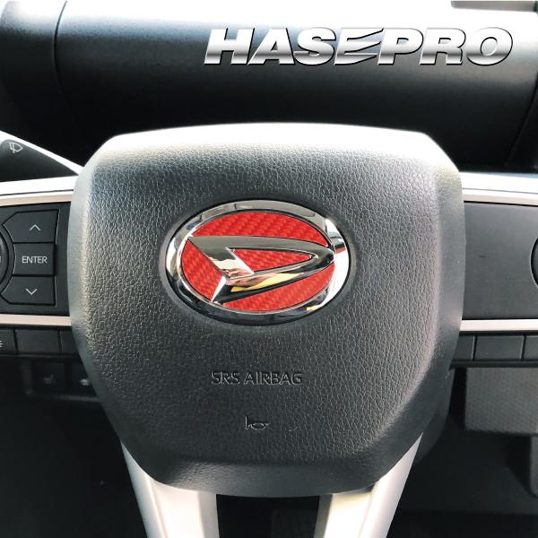 ステアリングエンブレム専用のマジカルカーボンシートシートです。◆適合車種アトレー S700V（2021.12〜）アトレーワゴン S321/331（2017.11〜）※MC後ウェイク LA700S/710S（2014.11〜）キャスト LA2...