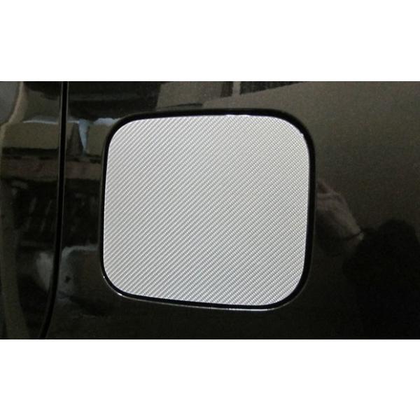 給油口扉（フューエルリッド）に貼るマジカルカーボンシートです。◆適合車種ダイハツ　ムーブカスタム　LA100S/LA110S（2010.12〜）◆カラーブラック/CFD-6（4545403173099）マットブラック/CFD-6D（4545...