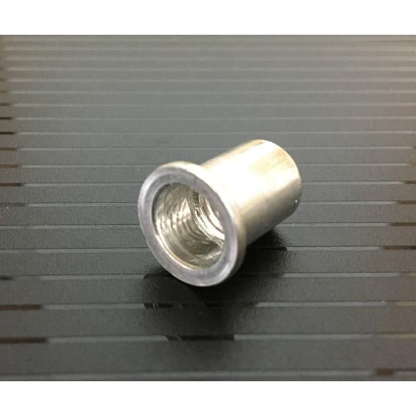 【ナットリベット アルミ 20ピース M8×1.25】入り数：20個サイズ： M8×1.25取付穴径： 11.1mm適応板厚：0.5〜2.5(mm)材質： アルミニウム