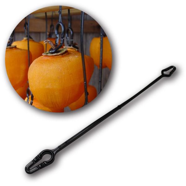 【こんな方にオススメ】・大きな柿で干し柿を作る方・きれいな干し柿を作りたい方【本製品の効果】・柿なり軸を挟むところに横線上に薄い部分を設けてあるので、下記の重さで、この部分が「ヒンジ状」になり吊るされた柿が垂直に下がるので、柿の形がきれいに...