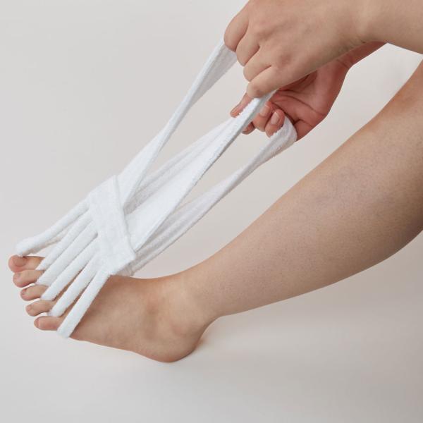 【こんな方にオススメ】■ あしゆびの間の汚れ・匂い・ベタつきが気になる■ 普段の足洗いではスッキリしない■ 水虫・足トラブルを予防したい■ 体が曲げにくく、足先まで洗いにくい■ ご高齢者・妊婦さん・介護時の足ケアに【本製品の効果】あしゆびの...