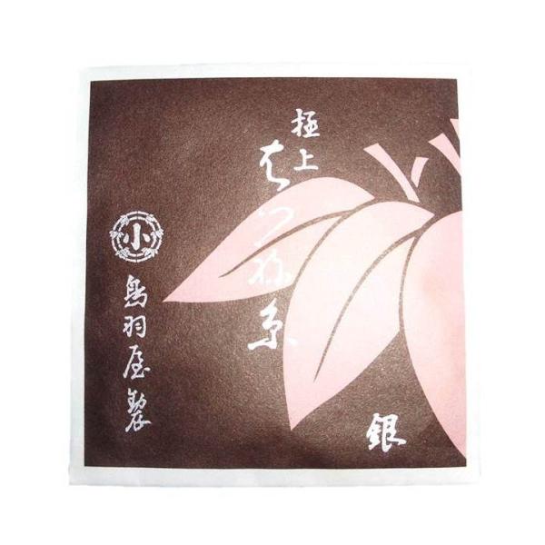 正絹の三味糸です。主に長唄用として使われるようです。三味糸は、在庫があれば当日発送され、在庫切れの時は発送までに約１〜４営業日位かかりますので、余裕をもって御注文をお願いいたします。なお、発売元の品切れまたは、都合等により、さらに日数が掛か...