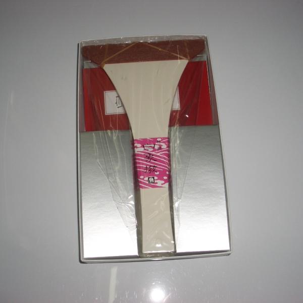 実物は箱が画像と変わっています。（新デザインの箱）白象印の長唄用（大）バチです。画像のように象牙色仕上げになっていますので、高級感が有ります。重さも適度のようですので、弾きやすいのでは無いでしょうか？。持った感じも違和感が無く手に馴染むと思...