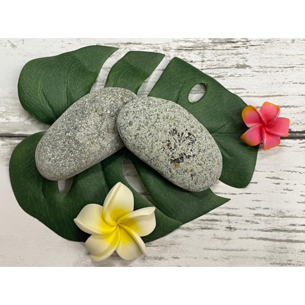 【商品説明】フラでお馴染みの楽器、イリイリ。当店では石にレーザー彫刻を施すことで、他にはないオリジナルのデザインをお届けします。2個で1セットとなっております。また、打楽器としてだけでなく、インテリアとしても魅力的。ハワイアン好きにはたまら...