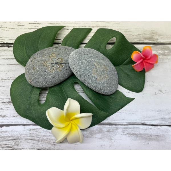 【商品説明】フラでお馴染みの楽器、イリイリ。当店では石にレーザー彫刻を施すことで、他にはないオリジナルのデザインをお届けします。2個で1セットとなっております。また、打楽器としてだけでなく、インテリアとしても魅力的。ハワイアン好きにはたまら...