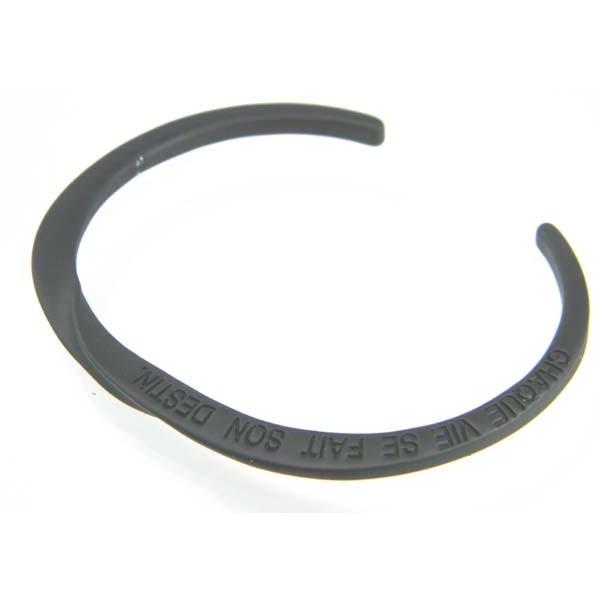 ・素材：メッキ合金・カラー：艶消しブラック・サイズ：【厚さ】約2.5mm　【腕周りについて】腕周り約16cm〜約21cm位のフリーサイ※適度に柔軟性がある合金素材で、手で力を加えて両端の隙間を調節する事が可能です。・補足情報：特に無し※金属...