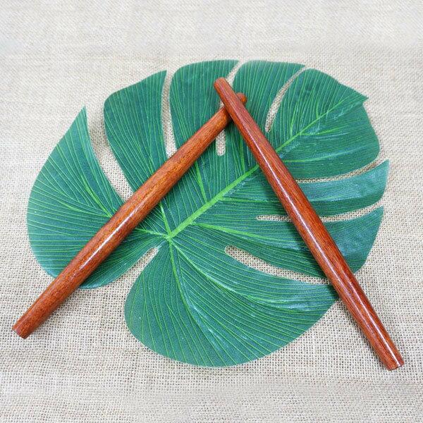 フラで使われる楽器カラアウ。2本のスティックを打ち付けて音を出します。2本で1セットです。当店にてハワイより直輸入しました。(MADE IN TAIWAN)専用のカラアウケースも別売りしています♪サイズ長さ：約30cm※商品は現地の職人が製...