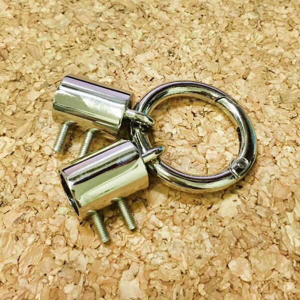 商品名タッセルキャップアクセサリー作りに使えるしっかりとした作りの金属製タッセルキャップ。リング直径：35mmキャップ入り口：12mmキャップ高さ：27mm(穴の深さ：17mm)キャップ幅：14mmネジ式の針がしっかりとホールドします。大き...