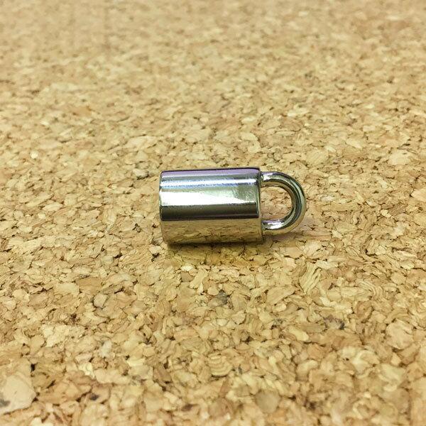 商品名タッセルキャップアクセサリー作りに使えるしっかりとした作りの金属製タッセルキャップ。キャップ入り口：12mmキャップ高さ：27mm(穴の深さ：17mm)キャップ幅：14mmネジ式の針がしっかりとホールドします。大きさの割に重みを感じる...