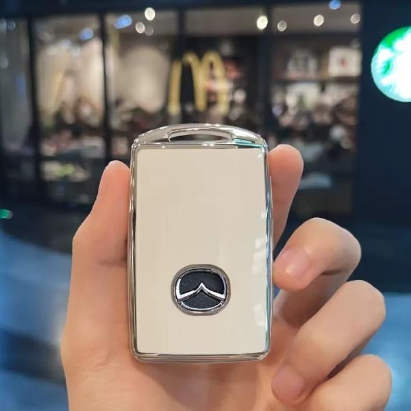 車のスマートキーをやさしく全面保護する専用カバーでございます。車種専用設計のためフィット感がいいです。手のひらサイズに収まる丁度良いサイズ感を実現、持ち運びも邪魔になりません。【カラー】 ホワイト×シルバー【素材】TPU【適合車種】※ご購入...