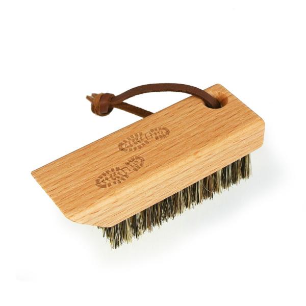 レデッカー(Redecker)社の汚れ落とし用のミニシューズブラシです。木の部分の先端が斜めに尖っており、泥を落としたりソールに挟まった石を取り除くためのデザインになっています。靴跡のレーザー彫刻や革紐がついていますので、デザイン性も兼ね揃...