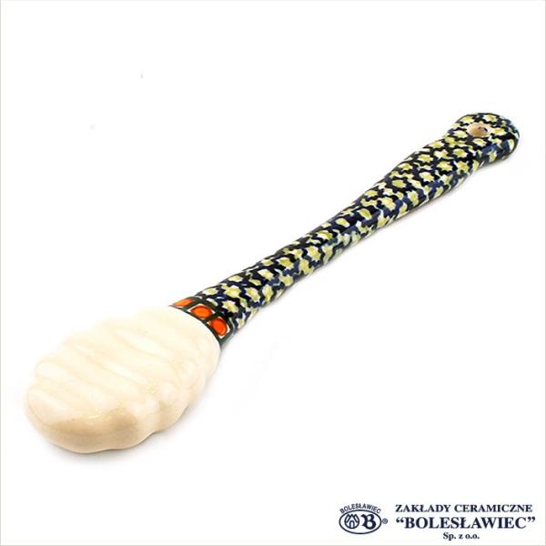 ポーランド ザクワディ ボレスワヴィエツ陶器社のハニーディッパーです。スプーンの先がハチミツを絡めやすいポコポコとした形状になっています。陶器ですのでハチミツポットに差し込んだままでも染み込んでしまう心配がございません。 寒い時期にハチミツ...