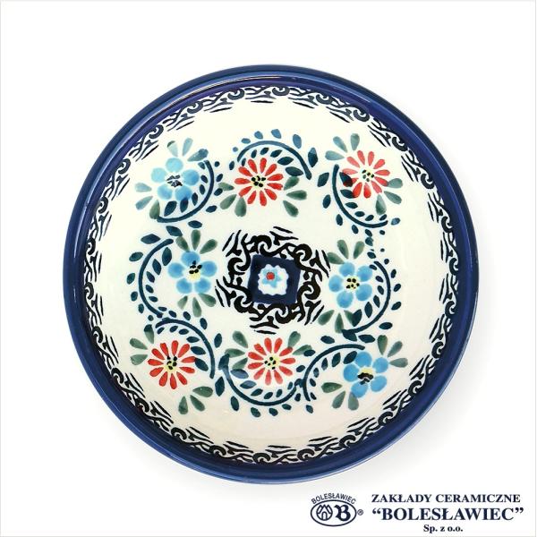 ポーランドザクワディ ボレスワヴィエツ陶器社の小皿です。縁の立ち上がりがありますので、豆皿のように使用したり、クッキーなどのお茶うけに使用したり、色々と活躍しそうです。サイズ-直径：約12cm/高さ：約3cm/容量：0.1L電子レンジ、オー...