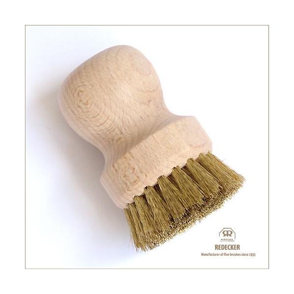 ドイツRedecker社のBBQ/グリルブラシです。ブラシは真鍮製でグリルやBBQセットなど、頑固な汚れをガシガシ落すブラシです。握りやすいグリップタイプで力も入れやすい形です。サイズ：全高:約7.5cm(ブラシ部分含む)/ブラシ毛:約2c...