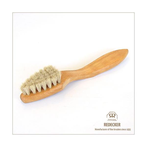 Redecker社のハンドル付きシューズブラシです。先端を細くし、ハンドルには角度がついていますので、操作性の良いブラシです。材質：葦毛馬毛/ブナサイズ：全長約18.5cm(ブラシ毛部分含む)/最大幅約3cm全高約3cm(ヘッド部分/ブラシ...