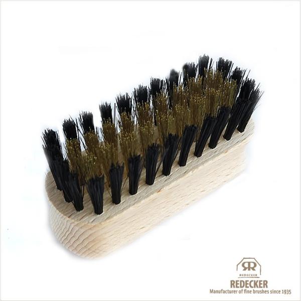 【発売日：2014年02月25日】スエードのお手入れブラシです。真鍮の極細のワイヤーと豚毛のコンビブラシになります。真鍮のワイヤーで汚れを掻き出し、豚毛で表面の毛を立たせます。サイズ：約9×3.5cm/高さ約4cm(ブラシ毛約2cm含む)で...