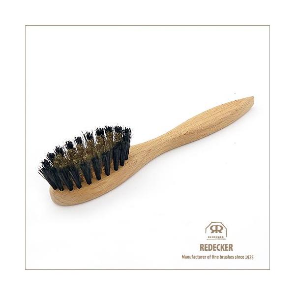 REDECKER社のブロンズワイヤー(真鍮)と豚毛の2段植毛の柄付きスエードシューズブラシです。真鍮のワイヤーで汚れを掻き出し、豚毛で表面の毛を立たせます。全長：約17.5cm　柄：約10cm　ブラシ毛：約2cm柄：ブナ材　ブラシ毛：真鍮、...