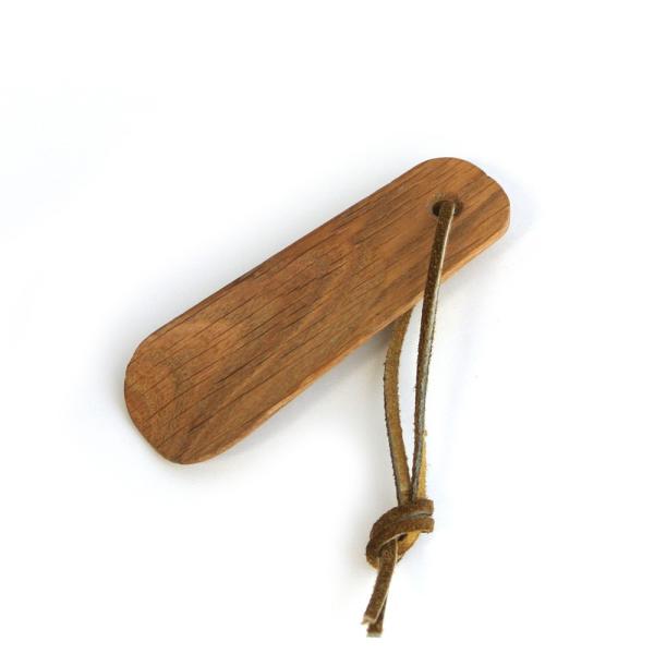 【発売日：2014年02月25日】レデッカー(Redecker)社のオークの木でできた靴ベラ11cmです。シックな色合いと革紐がついたシンプルなデザインが魅力です。サイズ：全長約11cm/最大幅約4cm革紐のフリンジ約10cm材質：ナラ材（...