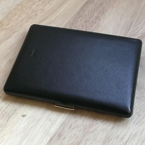 「シガレットケース コスモス9」真鍮製のかさばらない薄型モデル。レザー貼りタバコケースです。内部はシルバー色で、女性の脚をモチーフとした煙草の留め具がおしゃれ。薄型ですが頑丈で渋みのある作りです。真鍮、本革製品は使い込むにつれ、その色合いに...