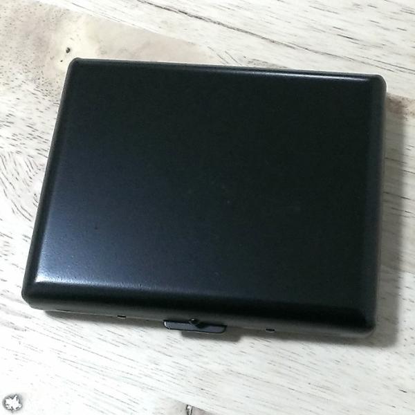 「マットブラック メタルシガレットケース」100mmロング対応全面艶消しマットブラック仕上げのタバコケース。マットブラックは指紋が付きにくいです。本体はとても頑丈な作りで、内部のタバコをしっかり守ります。タバコが潰れることも無くなります。■...