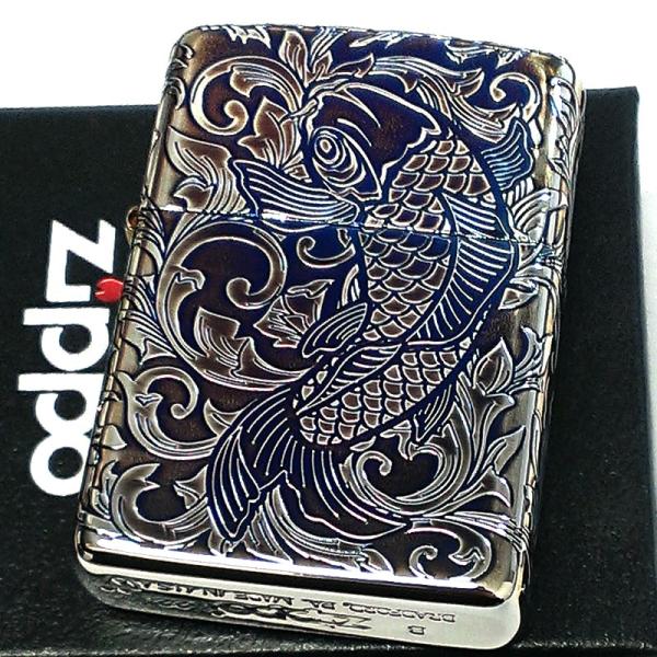 【アーマー 昇鯉＆アラベスク ZIPPO】重みのあるアーマーベース5面にアラベスク模様、前面には躍動感ある昇鯉の彫刻を施したおしゃれなZIPPOライター。上品なデザイン加え、珍しいオーロラ加工により非常に高級感の漂う仕上がりです。光の当たり...