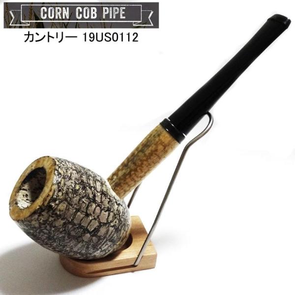 【コーンパイプ カントリー POL】メシャムを練りこんだコーンパイプカントリー。樽型に加工されたストレートシェープで、ボウル表面を黒く仕上げています。ボウル部をとうもろこしを原料に作られたコーンパイプ。一つ一つ形状が異なり、独特の香ばしい喫...