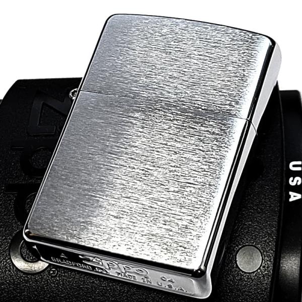 「2004年製 キャンドボトム ZIPPO」ボディ全体をクロームサテーナ加工で仕上げた、非常にシンプルなデザインのZIPPOライターです。こちらは本体の底面がわずかに内側に凹んだ形状・通称キャンドボトム仕様となっております。底面中央がへこん...
