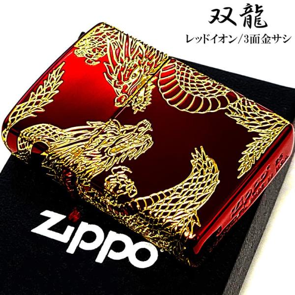 「双龍 ZIPPO」深みのある色合いのワインレッドコーティングの本体に、二匹の龍が向かい合う様を3面にわたりデザイン。鮮やかな赤の輝きと、立体的に浮かび上がる金の彫刻が織りなすコントラストは、圧倒的なオーラを感じさせます。双龍は古来より「力...