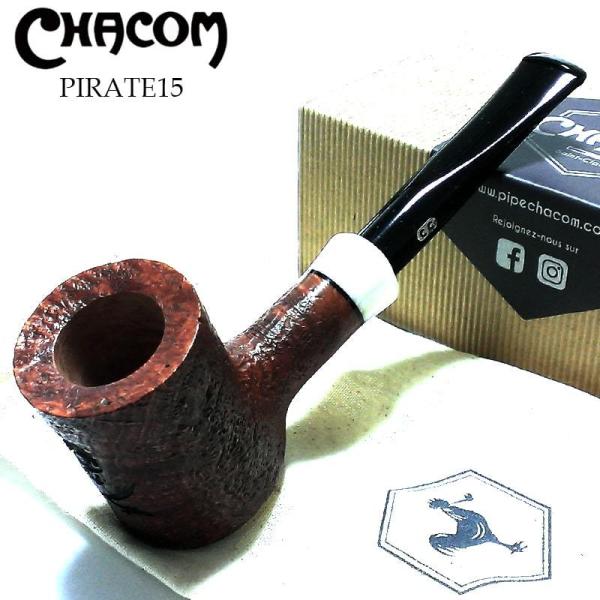 【CHACOM パイレーツ155 パイプ】ボウルの正面にスカルをサンドブラストで表現。 パイプは火皿から喫煙途中で灰がこぼれないシャエイプのポーカー型になっています。 シャンクエンドにはアクリルの白いリングがアクセントではめ込まれています。...