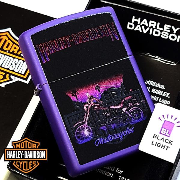 【HARLEY-DAVIDSON ZIPPO】アメリカンバイクの代名詞、ハーレーダビッドソンモデルジッポー。マットパープルの本体に赤紫に染まる風景とバイクが描かれたクールなデザイン。特殊なブラックライト加工により、紫外線を当てるとロゴが浮か...