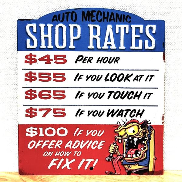 「エンボスメタルサイン “Auto Mechanic Shop Rates”」アメリカの自動車工場に貼られてそうなデザインのブリキ看板です！ワンポイントのちょっぴりクレイジーな見た目のキャラクターがアメリカンな雰囲気を演出しています。表面は...