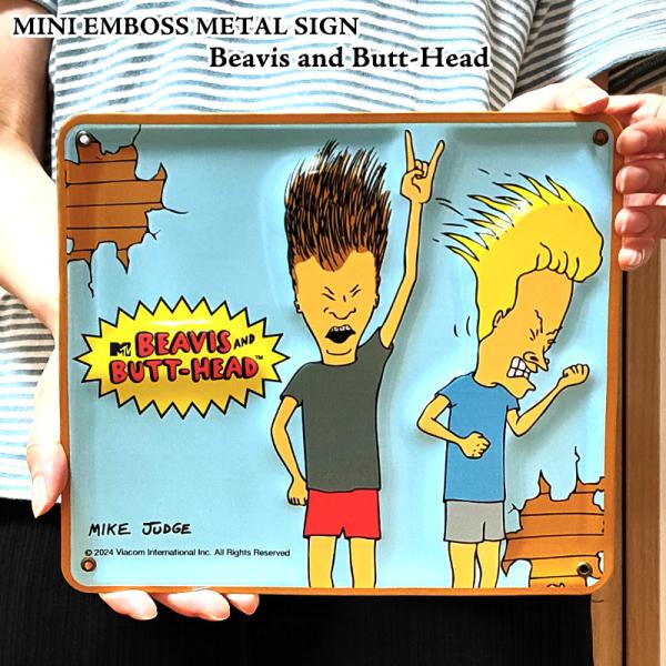 「MINI EMBOSS METAL SIGN Beavis and Butt-Head」MTVの悪ガキコンビのビーバスアンドバットヘッドミニエンボスメタルサインです。立体的に見えるエンボス加工が施されており、おしゃれな仕上がり。壁掛け用の...