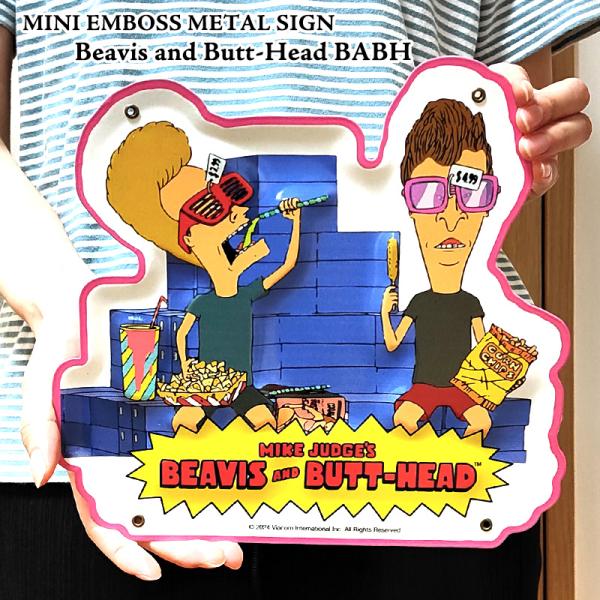 「MINI EMBOSS METAL SIGN Beavis and Butt-Head」MTVの悪ガキコンビのビーバスアンドバットヘッドミニエンボスメタルサインです。立体的に見えるエンボス加工が施されており、おしゃれな仕上がり。壁掛け用の...