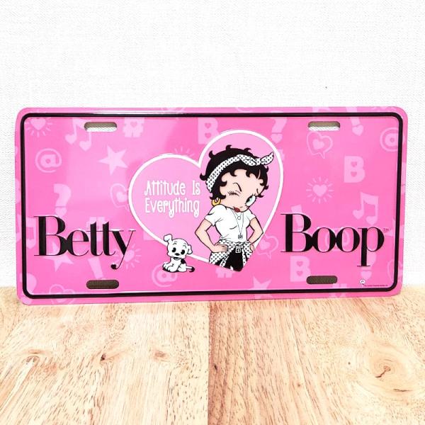 「ライセンスプレート Betty Boop」アメリカの人気キャラクター『BETTY BOOP（ベティーブープ）』のブリキ看板！飾るだけでとってもアメリカン！ピンクとハートの組み合わせがなんともキュートなデザインです。軽いので場所を選ばず簡単...