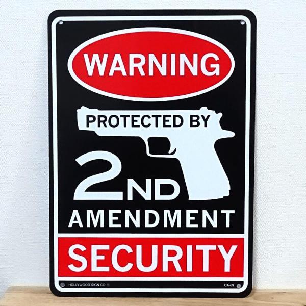 「サインボード 国民が武器を保有する権利」「WARNING PROTECTED BY 2ND AMENDMENT SECURITY」は「合衆国憲法修正第2条により銃の保持が認められています。注意！」の意味。飾るだけでアメリカンな雰囲気が漂い...