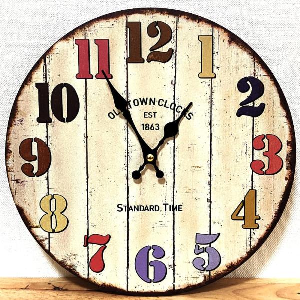 「オールドルック ウォールクロック OT STANDARD TIME」MDFウッド製のフラットな文字盤に、アンティーク調のクロック・ハンズ（時計の針）を合わせたお洒落な掛け時計です。レトロデザインのウォールクロックはお部屋を落ち着いた雰囲気...